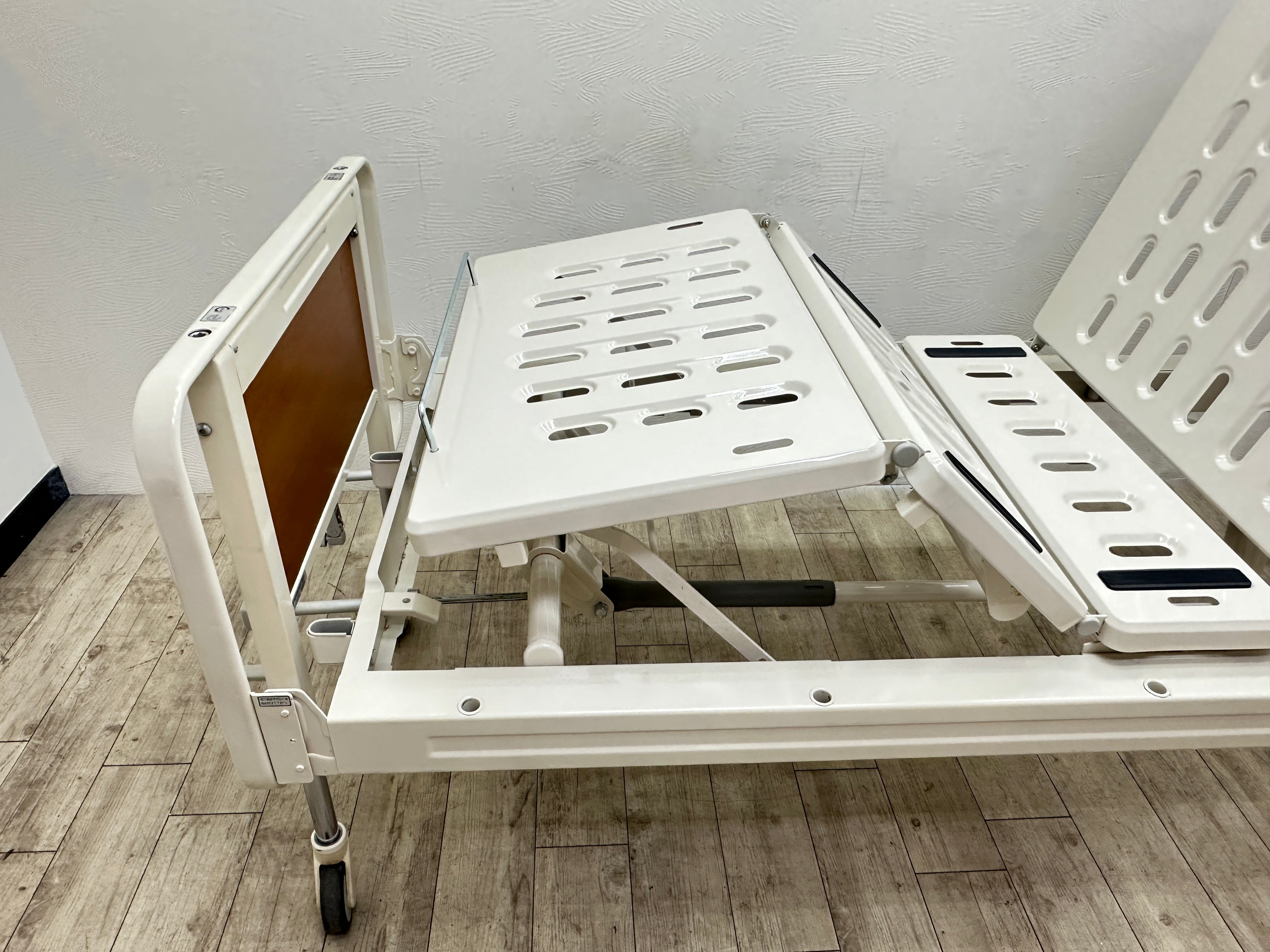 【法人限定】（中古）パラマウントベッド 手動ベッド 3クランク キャスター (対角ストッパー仕様) AA-201 – 介護ベッド.shop